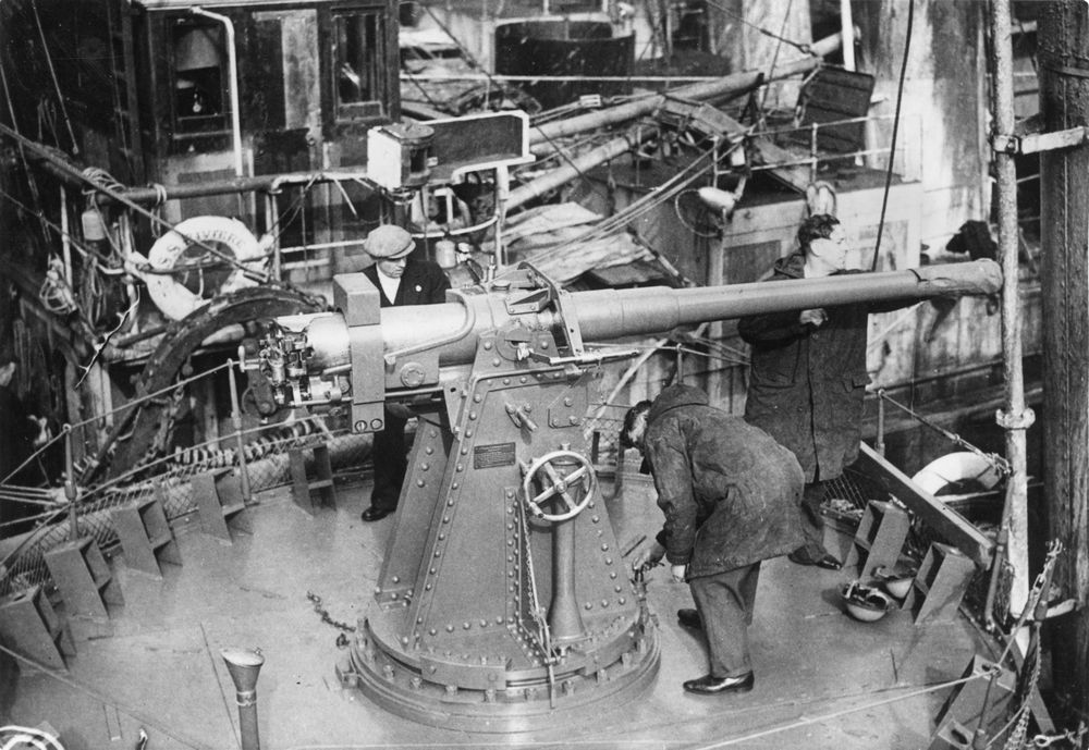 Naval Guns: manning and working