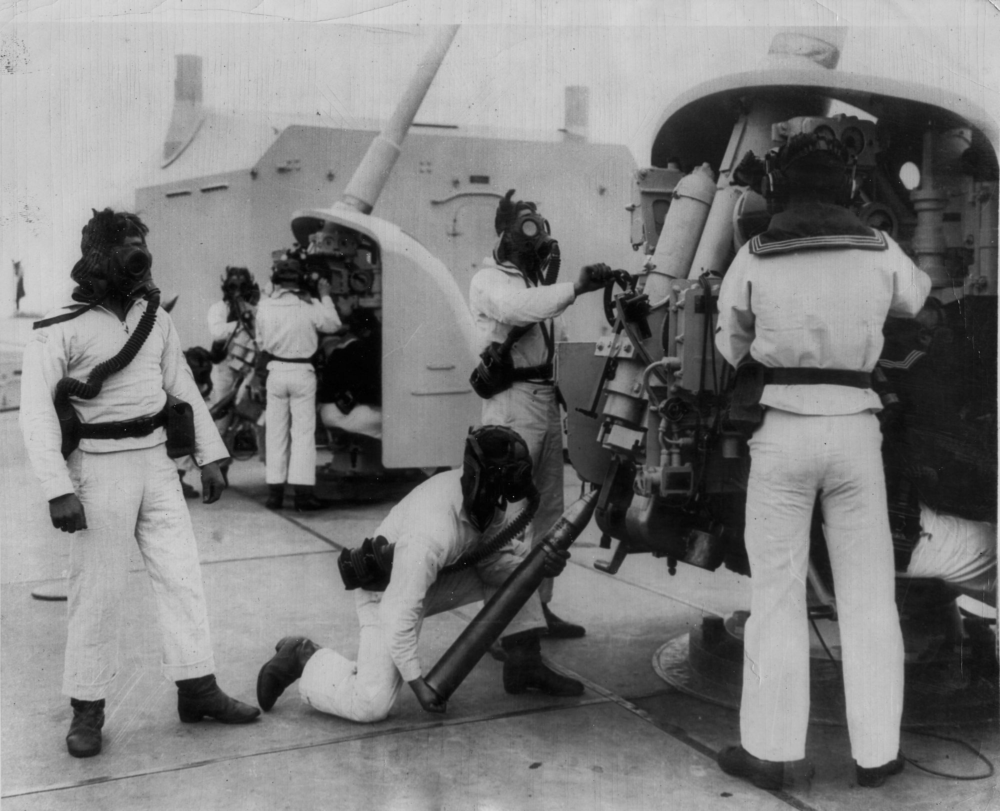 Naval Guns: manning and working