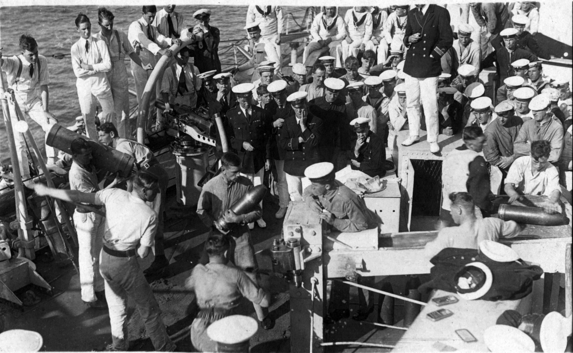 Naval Guns: manning and working