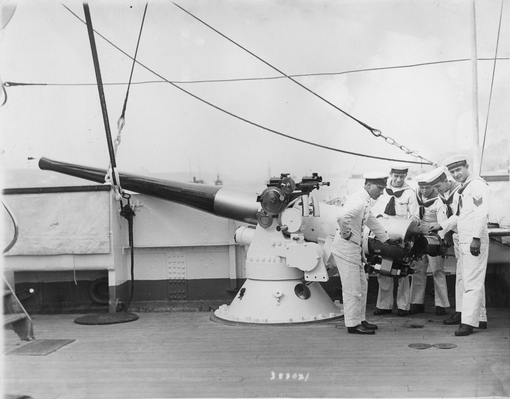 Naval Guns: manning and working